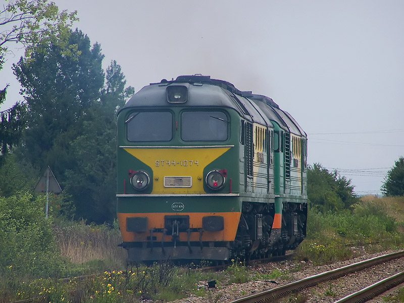 ST44 - 1074 i ST44 - 358 wyjeżdżają z Zawady w kierunku Bortatycz.