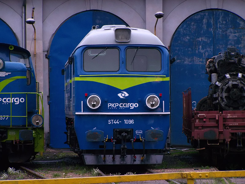 ST44 - 1096 świeżo po naprawie, stoi na wachlarzu lubelskiej lokomotywowni.