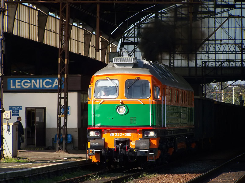 BR232 - 090 z Pol-Miedź Trans rusza ze stacji Legnica.