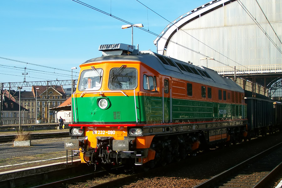 BR232 - 090 z Pol-Miedź Trans rusza ze stacji Legnica.