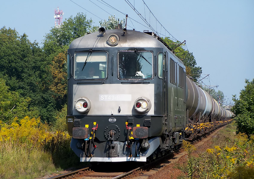 ST43-R003 (CTL) przejeżdża ze składem cystern przez Lubin.
