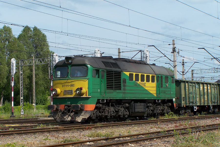 ST44 - 862 na popychu składu z węglem wjeżdża na stację Rejowiec.